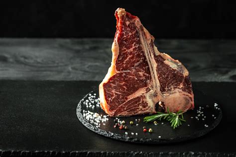 생 포터 하우스 스테이크 또는 Fed T 뼈 스테이크 건조 숙성 쇠고기 준비 요리 에 요리 에 요리 와 Woden 소박한 배경 긴 배너 형식 소고기에 대한 스톡 사진 및