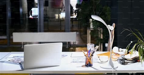 사무실 책상은 밤늦게까지 노트북 램프 및 기타 물건을 갖추고 있습니다 사진 Unsplash의 밤 이미지