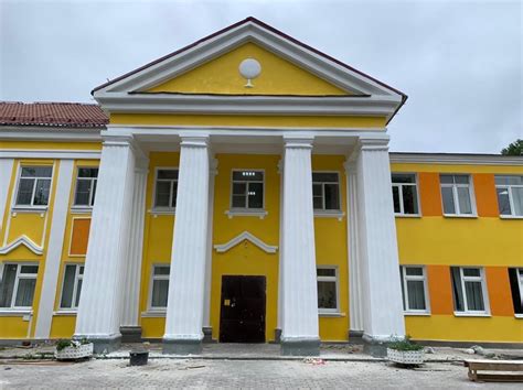 Здание гимназии в центре Великого Новгорода покрасили в канареечный цвет Gpvn Ru