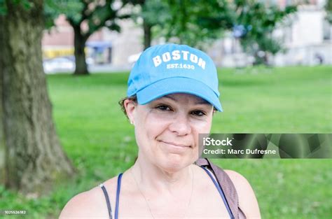 보스턴 파란 야구 모자를 착용 하 고 여름 하루 동안 카메라에 웃 고 여자의 얼굴만 보스턴 매사추세츠에 대한 스톡 사진 및 기타