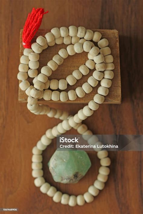 불교 구슬입니다 묵 주 또는 빨간 술 및 자연적인 돌 베 릴 에메랄드 툴라 시의 신성한 나무에서 구슬 0명에 대한 스톡 사진 및 기타 이미지 Istock