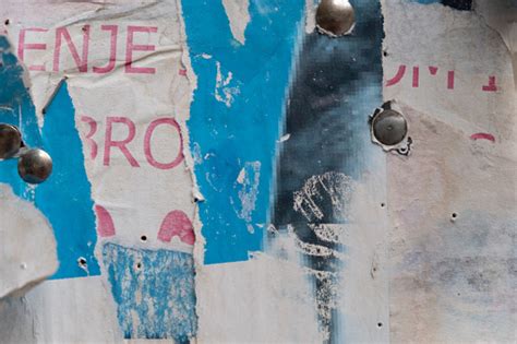 찢어진 거리 포스터 배경 텍스트가있는 추상적 인 콜라주 종이 배경 질감 효과에 대한 스톡 사진 및 기타 이미지 질감 효과