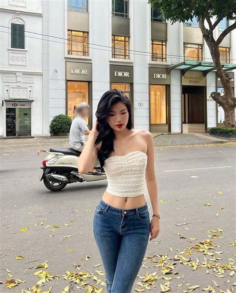 Gái xinh mặc khoe body trên đường phố Hà Nội gây bão mạng là ai