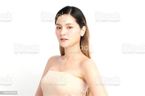 흰색 배경에 깨끗한 신선한 피부를 가진 아름다운 젊은 아시아 여성 얼굴 관리 얼굴 치료 화장품 아름다움과 스파 아시아 여성 초상화 20 24세에 대한 스톡 사진 및 기타