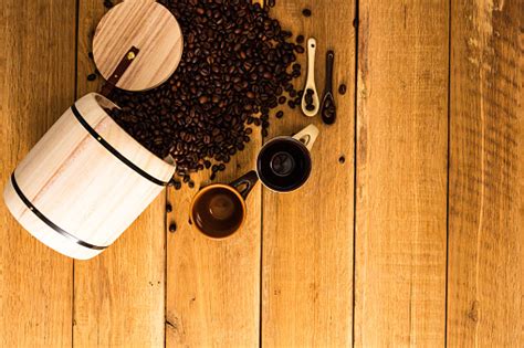 커피 한 잔 나무 배경에 구운 커피 콩 커피 나무 배럴 상단보기 텍스트 복사 공간 커피 사진 닫기 0명에 대한 스톡 사진 및