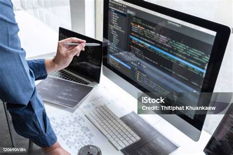 It 회사 사무실의 소프트웨어 개발 컴퓨터 프로젝트 코드 및 데이터 코드 웹 사이트 작성 및 새로운 응용 프로그램에 대한 코딩 데이터베이스 기술 에서 작업하는 프로그래머