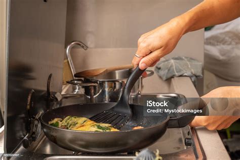 그녀의 캠핑카 밴 밴 라이프 컨셉에서 신선한 아침 식사를 준비하는 젊은 여성 그녀는 계란 오믈렛을 만듭니다 경관에 대한 스톡 사진 및 기타 이미지 Istock