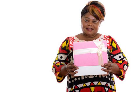 행복 한 지방 검은 아프리카 여자 웃 고 선물 상자를 여는 동안 생각의 스튜디오 샷 30 39세에 대한 스톡 사진 및 기타 이미지 30 39세 35 39세 계획