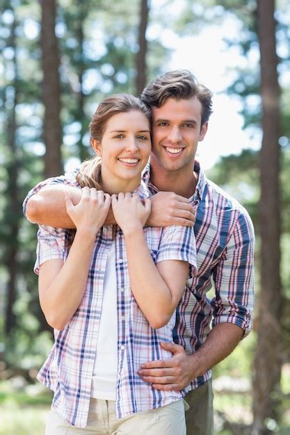 Retrato De La Joven Pareja Feliz Foto Premium