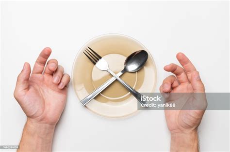 남성 손 흰색 배경에 포크와 숟가락이 있는 빈 접시 상위 뷰 배고픔과 음식 배달 개념 개념에 대한 스톡 사진 및 기타 이미지 개념 건강에 좋지 않은 음식 공란