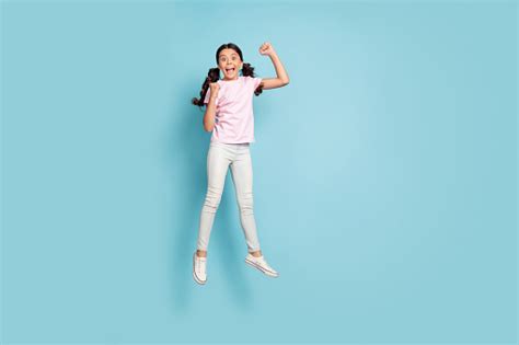 전체 길이의 몸 크기 보기 그녀의 좋은 매력적인 예쁜 쾌활한 쾌활한 쾌활한 행운의 여자 점프 데 재미 축하 즐거운 즐거운 좋은