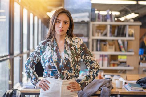 초상화 젊은 아시아 크리에이 티브 비즈니스 사람 작업 성공 프로젝트 팀 비즈니스 사람들 위 아 마르틴 캐주얼 정장 옷 작업 행복 액션 현대 공동 작업 공간 금융에 대한 스톡