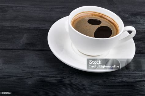 소박한 나무 검은색 Woodgrain 텍스처에 에스프레소 커피의 갓 양조 찻잔의 오버 헤드 보기 커피 브레이크 스타일 개념 0