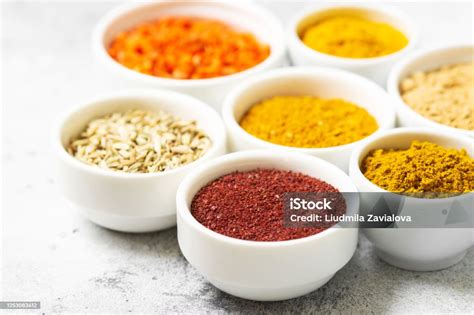 밝은 회색 테이블에 흰색 그릇에 향신료와 조미료 심 황 생강 카레 회향과 수막 흰색 그릇에 향신료는 텍스트를위한 공간으로