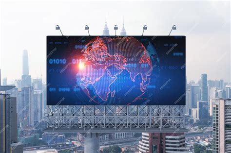 국제 연결 및 비즈니스 개념 쿠알라룸푸르 말레이시아 아시아의 파노라마 도시 전망을 통해 빌보드에 세계 행성 지구 지도 홀로그램 프리미엄 사진
