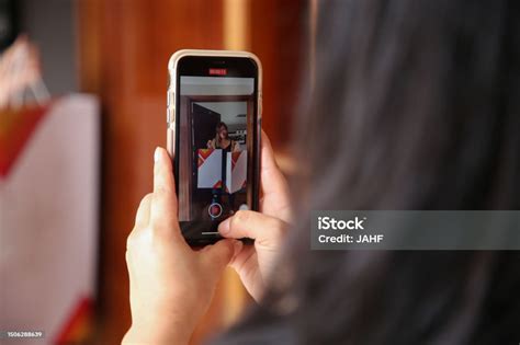 라틴계 여성은 거실의 소파에 앉아 기술 제품 상자를 열고 쇼핑백 쇼핑 개념 온라인 쇼핑 개봉을 보여줍니다 30 34세에 대한 스톡 사진 및 기타 이미지 Istock