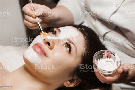 웰빙 스파 살롱에서 그녀의 얼굴에 흰색 마스크를 하 고 사랑 스러운 젊은 여자의 초상화를 닫습니다 개념에 대한 스톡 사진 및 기타 이미지 Istock