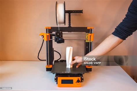 새로운 것을 만들기 위한 기술 하이테그 도구 검은색과 빨간색의 3d 프린터가 작동 중입니다 물체는 적층 공정에서 재료의 연속적인 층을 놓음으로써 만들어집니다 3차원 형태에