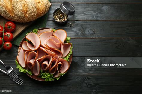 짙은 나무 테이블에 맛있는 삶은 소시지 조각과 기타 제품을 평평하게 놓습니다 텍스트를 위한 공간 햄에 대한 스톡 사진 및 기타 이미지 Istock