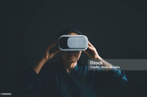 가상 현실의 안경을 쓴 여자 미래 기술 개념입니다 메타버스 기술 개념입니다 Vr 가상 현실 고글 미래 지향적 인 라이프 스타일 홈 오피스에서 가상 현실 헤드셋을 사용하는