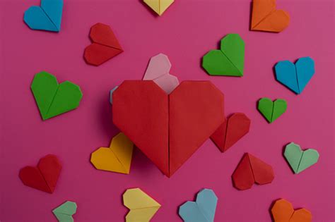 핑크 배경에 사랑에 빠진 커플을 위한 발렌타인 데이를 축하하기 위해 컬러 페이퍼로 만든 종이 접기 하트 0명에 대한 스톡 사진 및 기타 이미지 Istock