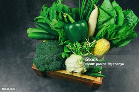 신선한 녹색 과일과 녹색 야채 시장에서 나무 상자에 혼합 건강 한 음식 채식 요리에 대 한 다양 한 보기 건강 한 음식 선택 깨끗 한 먹는 심장 생활 콜레스테롤 다이어트