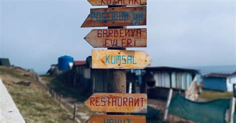 간판 경치 관광 관광지 길 찾기 나무 나무 기둥 농촌 풍경 당구 도로 표지판 도표 랜드마크 러스틱 레스토랑 마을 목적지 목조 방향 표지판