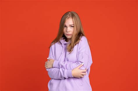 빨간 스튜디오 배경에 고립 된 젊은 무서운 소녀의 반 길이 초상화 인간의 감정의 개념 18 19세에 대한 스톡 사진 및 기타 이미지 18 19세 감정 개념 Istock