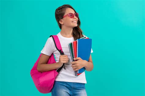 안경을 쓴 아이는 카피북을 들고 있습니다 9월 1일 유년 시대 학교 가방을 가진 학생 자녀 배낭에 대한 스톡 사진 및 기타 이미지 Istock