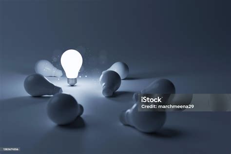 흰색 배경의 전구 중 에서 뛰어난 전구 창의적인 아이디어의 개념과 혁신을 고무 다른 생각 군중에서 눈에 띄는 3d 렌더링 그림 3차원 형태에 대한 스톡 사진 및 기타 이미지
