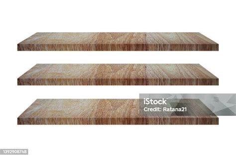 흰색 배경에 고립 된 세 개의 갈색 나무 선반의 원근법에는 제품 인테리어 디자인을 보여주는 디스플레이를위한 클리핑 경로가