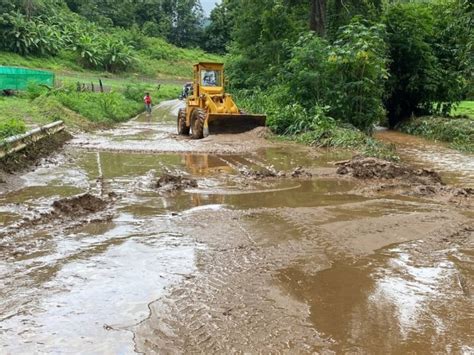 กรมทางหลวงชนบท รับมืออุทกภัยต่อเนื่อง ดำเนินการจัดการบริเวณที่มีดินสไลด์ เพื่อให้ประชาชนสามารถ