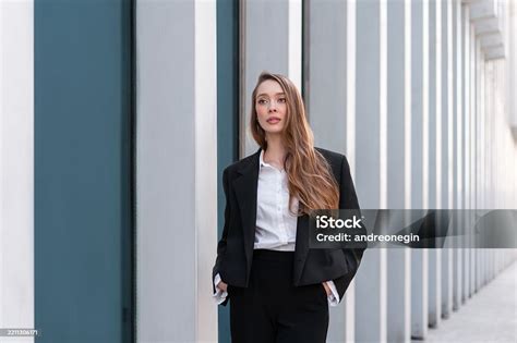 검은 양복을 입은 자신감 넘치는 사업가가 건물을 따라 걷고 있습니다 25 29세에 대한 스톡 사진 및 기타 이미지 25 29세 갈색 머리 개성 개념 Istock