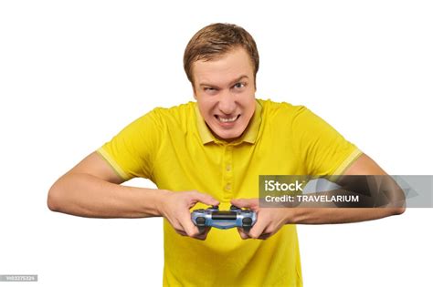 게임 패드가있는 재미 있고 잘 생긴 게이머 흰색 배경에 고립 된 흥분된 비디오 게임 플레이어 25 29세에 대한 스톡 사진 및 기타 이미지 Istock