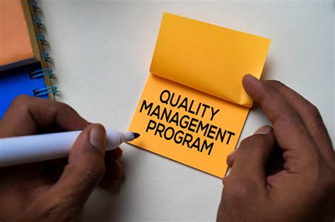 사무실 책상에 격리 된 스티커 메모에 품질 관리 프로그램 텍스트 0명에 대한 스톡 사진 및 기타 이미지 0명 개념 개발