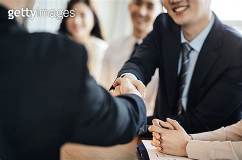 비즈니스 비즈니스 주제 사업관계 비즈니스 비즈니스맨 사업가 글로벌비즈니스 함께함 컨셉 미팅 협력 금융 합의 컨셉 일 물리적활동 성공