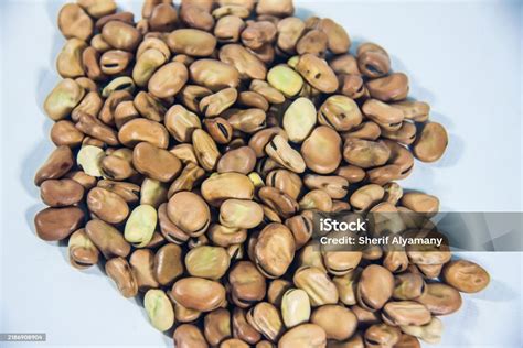 익히지 않은 콩 채식 음식 흰색 배경에 고립 유기농 요리 곡물 농업 구성 개념 하드 필 선택적 초점 얕은 피사계 심도 카이로