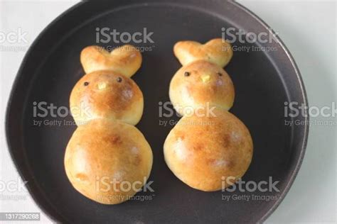 집에서 구운 부활절 토끼 롤 부활절 축하의 일환으로 토끼 모양으로 구운 빵 0명에 대한 스톡 사진 및 기타 이미지 0명 건강한 생활방식 건강한 식생활 Istock