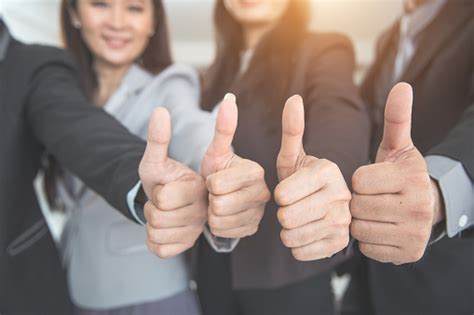 주는 비즈니스 사람들 회의 배경 으로 사용 하는 동안 프로젝트 완료 후 최대 엄지손가락 피스트 범프에 대한 스톡 사진 및 기타 이미지 Istock