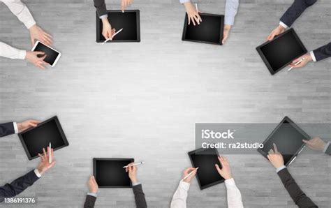 책상 토론을 하고 랩톱 팀의 태블릿에서 작업하는 장치를 손에 들고 있는 사람들 그룹 계획에 대한 스톡 사진 및 기타 이미지