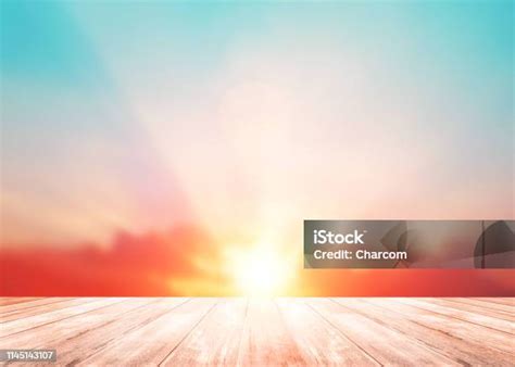 흐림 파스텔 햇빛 일출 평화로운 아침 해변 야외에서 나무 바닥 전경으로 그라데이션 일몰 배경 햇빛을 접하는 리조트 데크에서 하늘의 마음 보기 하늘 여름 구름 0명에 대한