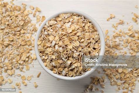 하얀 나무 테이블 위의 그릇에 마른 오트밀 플레이크 건강한 영양 건강에 좋은 음식 평면도 0명에 대한 스톡 사진 및 기타 이미지 Istock