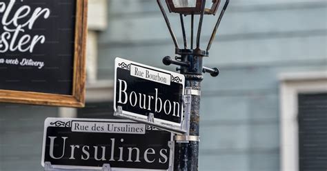 뉴올리언스의 프렌치 쿼터french Quarter 보도에 있는 버번 스트리트bourbon Street 표지판 사진 Unsplash의 버번 스트리트 뉴올리언스 이미지