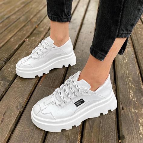 Кросівки на високій підошві — ціна 2000 грн у каталозі Кросівки Купити жіночі речі за доступною