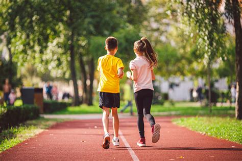 어린이 소년과 소녀의 부부는 유산소 운동을하고 조깅 트랙 빨간색으로 공원에서 조깅 귀여운 쌍둥이가 함께 달아나는 어린이 젊은 운동 선수를 실행합니다 십대 형제 와 자매 실행