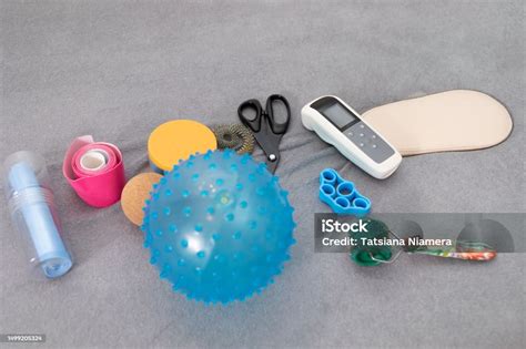 평면도 재활 도구 장비 폼 롤러 여드름이 있는 마사지 볼 티타늄 바늘이 있는 메조롤러 치료실 소파에 있는 운동 요법 테이프 평면 선택적 초점 0명에 대한 스톡 사진 및 기타