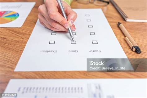 여자의 손은 체크리스트나 시험 시험을 작성하여 좋거나 나쁘게 표시합니다 개념에 대한 스톡 사진 및 기타 이미지 개념 고객 고급 Istock
