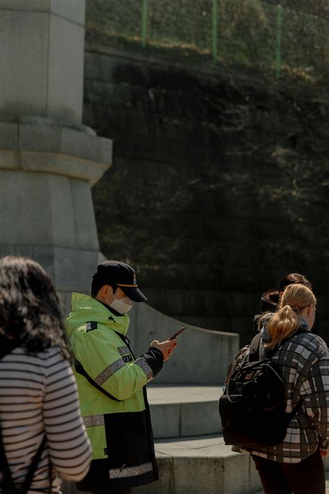 거리 장면 걷고 있는 경관 경찰 공공 안전 공공의 기술 길 찾기 다문화 도시 도시 생활 도시의 디지털 마스크 모임 바쁜 배낭 법 집행 보안