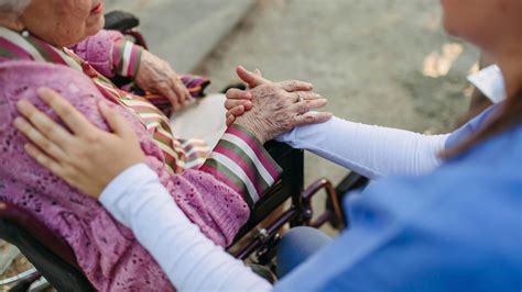 Altenpflege Löhne In Der Altenpflege Steigen Deutlich Zuzahlung Der Pflegebedürftigen Auch