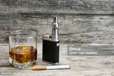 전자 담배와 회색 돌 배경에서 그것을 위해 액체 유리에 위스키 개성 개념에 대한 스톡 사진 및 기타 이미지 개성 개념 건강한 생활방식 검은색 Istock